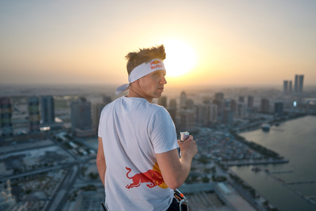 Record Set for World’s Longest LED Slackline Walk – 3MPG